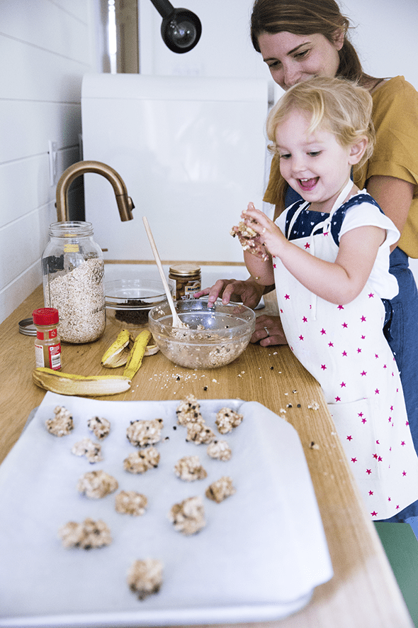 Tiny Chefs in the Kitchen – Liz and Roo